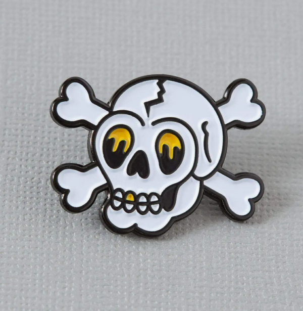 Skull and crossbones pin – Birds Yard